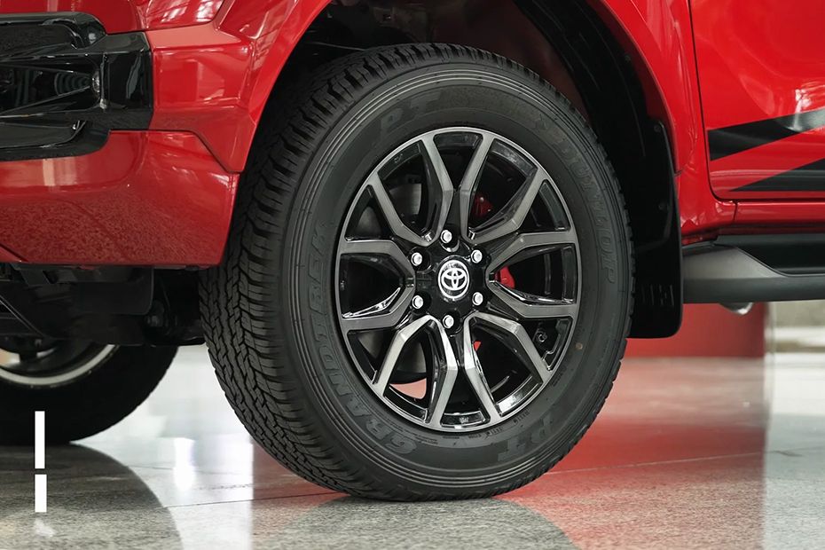 Discontinued Toyota Hilux 2.4L DLX AT Features & Specs